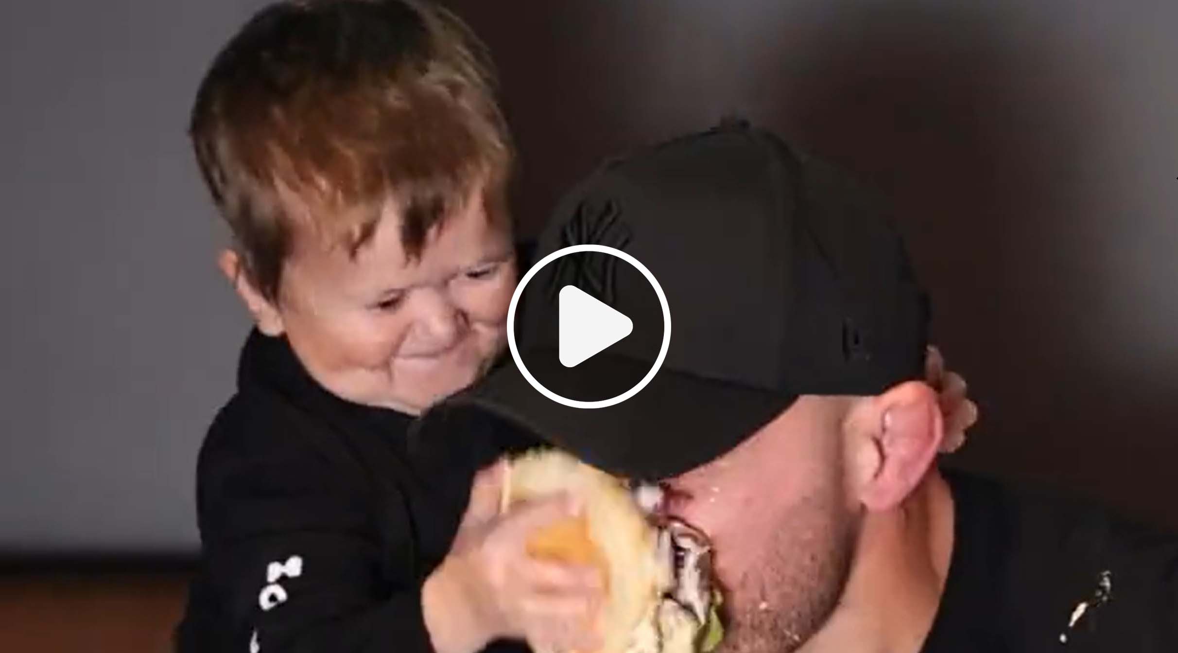 Hasbulla piège Alexander Volkanovski en plein repas ! - Arts Martiaux ...