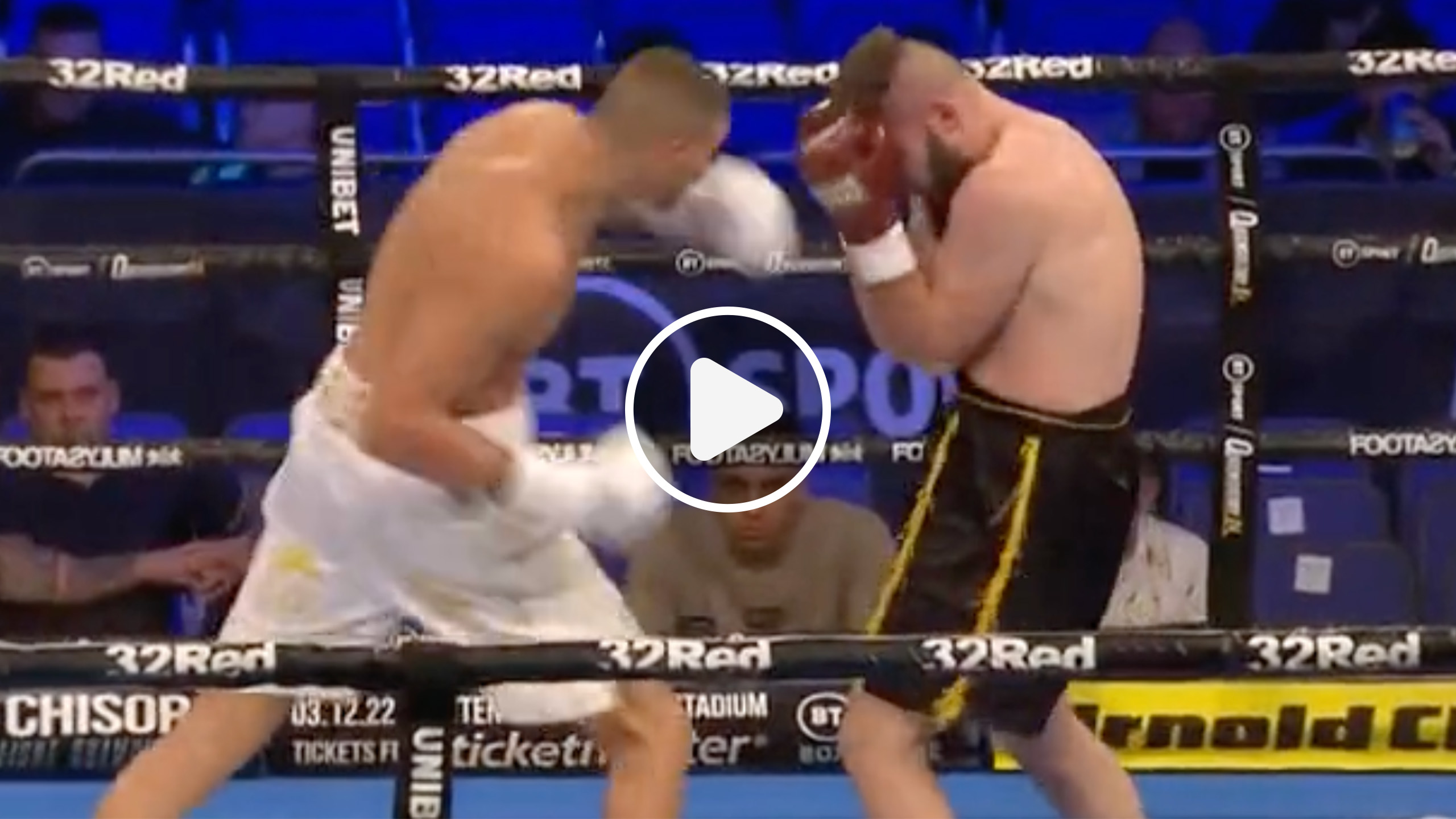 Un boxeur éteint son adversaire au premier round avec un puissant ...